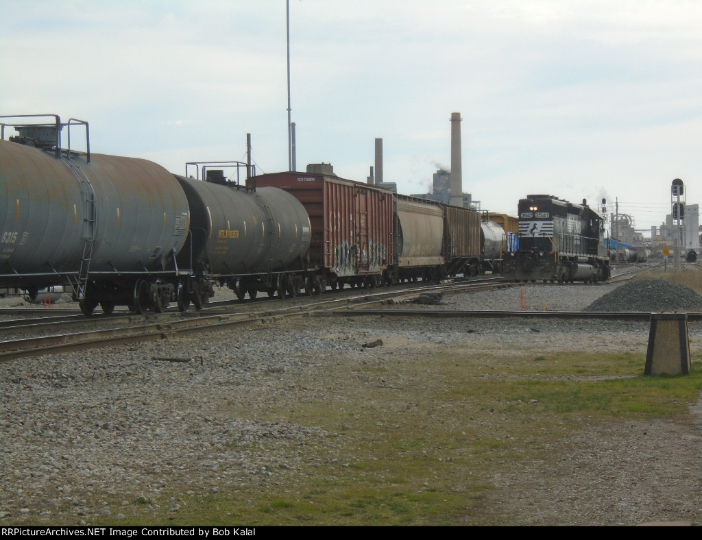 NS 7258 UP 2762 NS 4624 as NS 3547 heads back out of yard